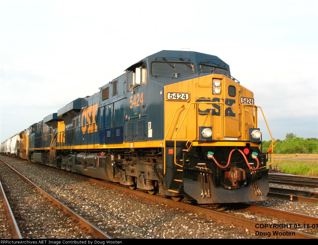 UP's MPBBW with a new CSXT ES44DC